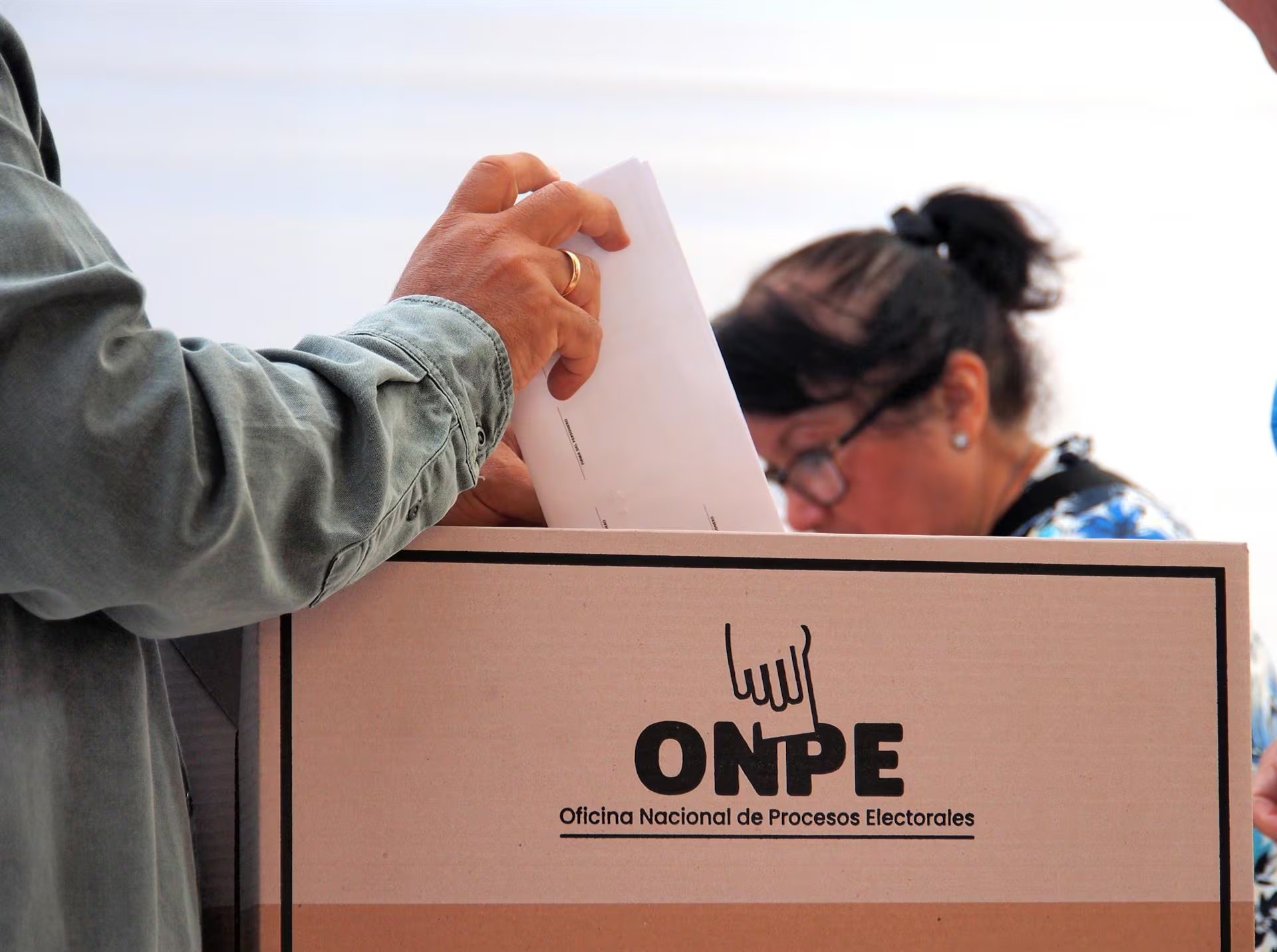 Sánchez aventaja a López Aliaga por 19.000 votos en Perú - Kch News ...